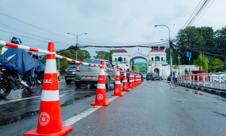 KMC placing traffic cones and bars for traffic management – Public ...